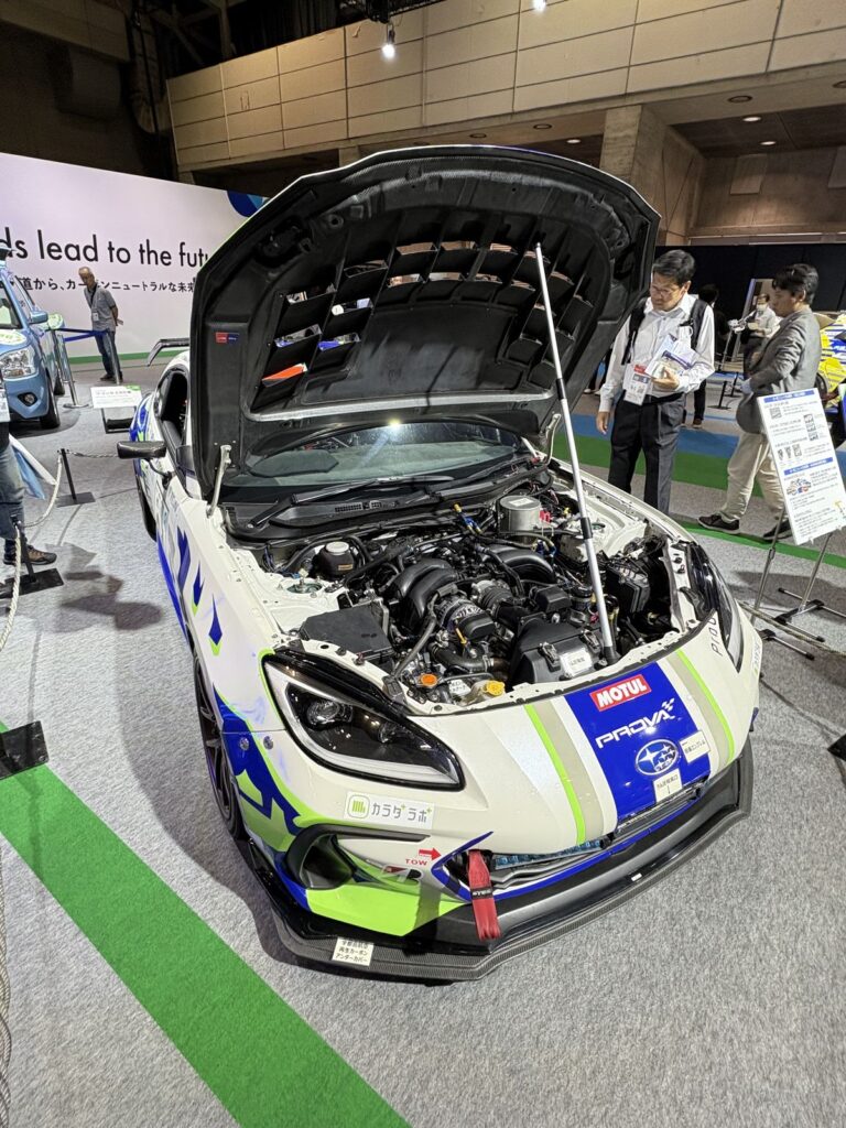 スバルが魅せる「BRZ CNF Concept」が熱い走り！ジャパンモビリティショー2024 カーボンニュートラル燃料への挑戦！| 最新自動車情報